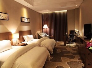 Roupas de cama premium, frigobar, cofres nos quartos