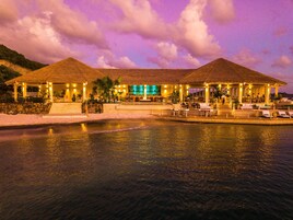 Fachada do alojamento (tarde/noite)