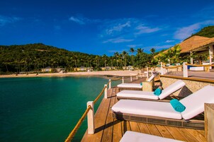 Terraço com espreguiçadeiras