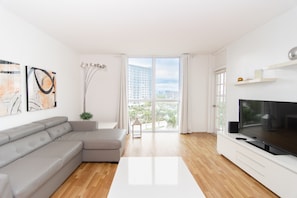 Apartamento Comfort, 2 quartos, cozinha, em frente à praia | Sala de estar | Televisor de 42 polegadas com canais por cabo, ténis de mesa 