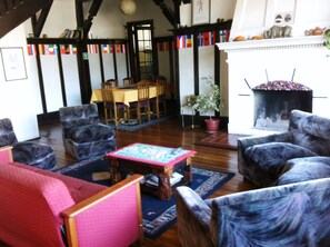 Casa Familiar, 6 quartos, casa de banho privativa | Sala | Televisor