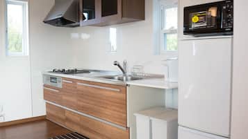 Geladeira, micro-ondas, cooktop, chaleira elétrica