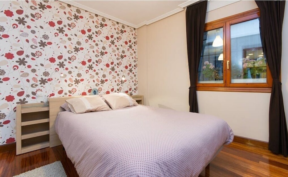 Geschikt Oude Stad Uitzonderlijke Situatie Voetgangers Straat Parkeren Mogelijkheid - Baskenland