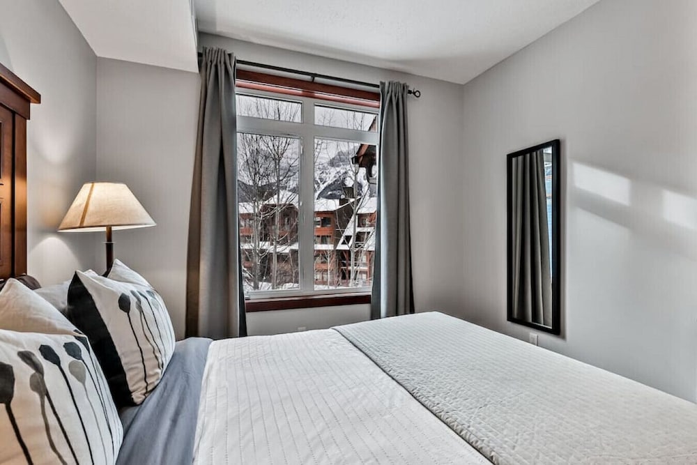 Relax & Explore: Mountain Views, Heated Pool & Dog-friendly Condo - Alberta