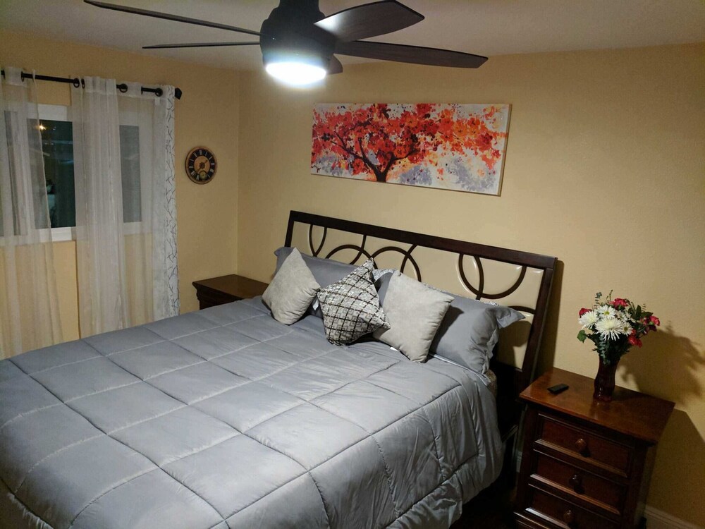 Newly Remodeled Beach 4plex ~ Pets Allowed ~ 2 Miles To The Beach! - Costa Mesa, CA