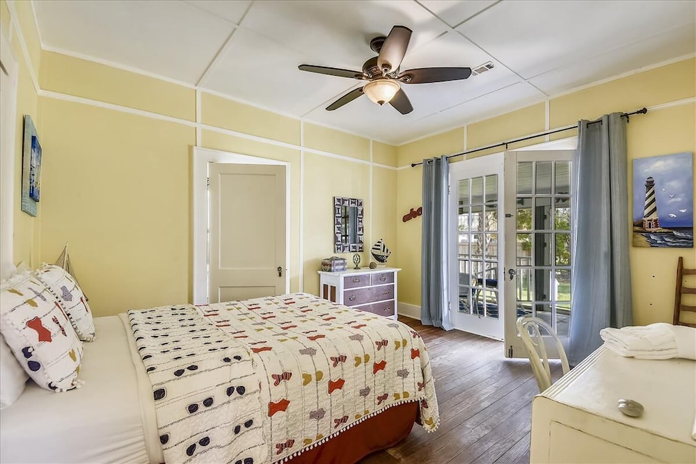 Flips Flop C1926! Back River Partial Water View. Pet-friendly! Two Porches! - 타이비 아일랜드
