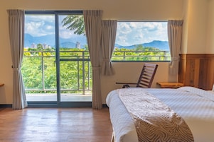 Escrivaninha, cortinas blackout, Wi-Fi de cortesia, roupa de cama