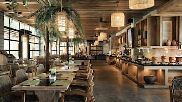 2 restaurantes, café da manhã, culinária internacional