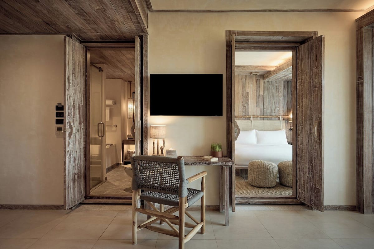 Suíte, 1 quarto, vista para a piscina | Frigobar (abastecido com alguns itens grátis), cofres nos quartos