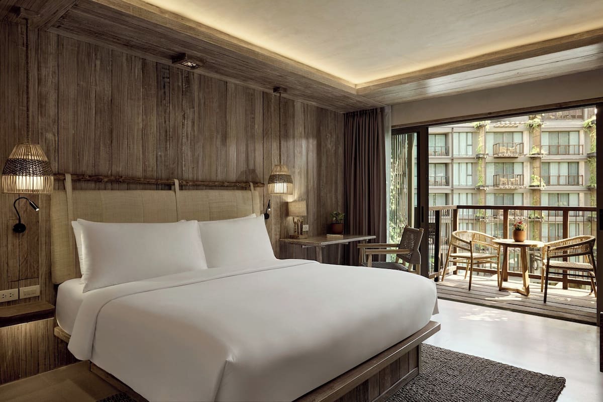 Quarto premium, 1 cama King, vista para a piscina | Frigobar (abastecido com alguns itens grátis), cofres nos quartos