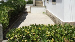 Um edifício residencial com uma placa indicando que é um hotel.