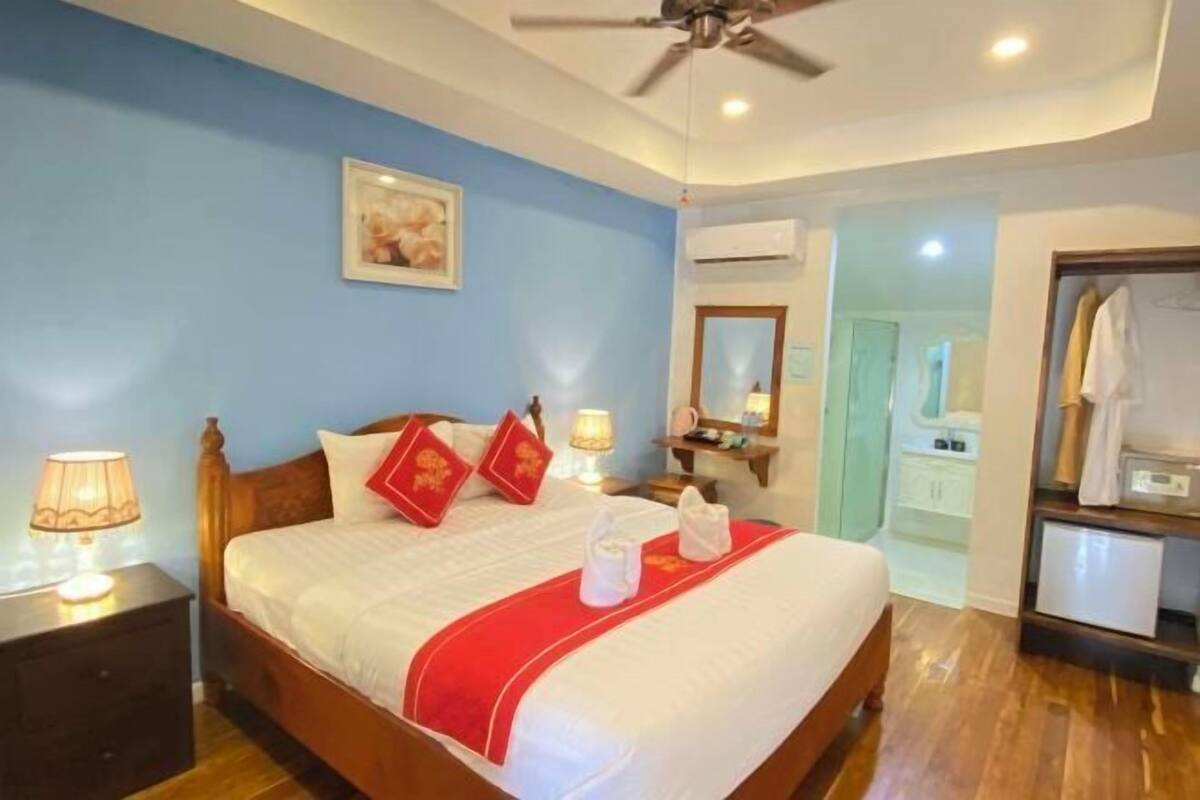 Minibar, cofre no quarto, secretária, quartos insonorizados