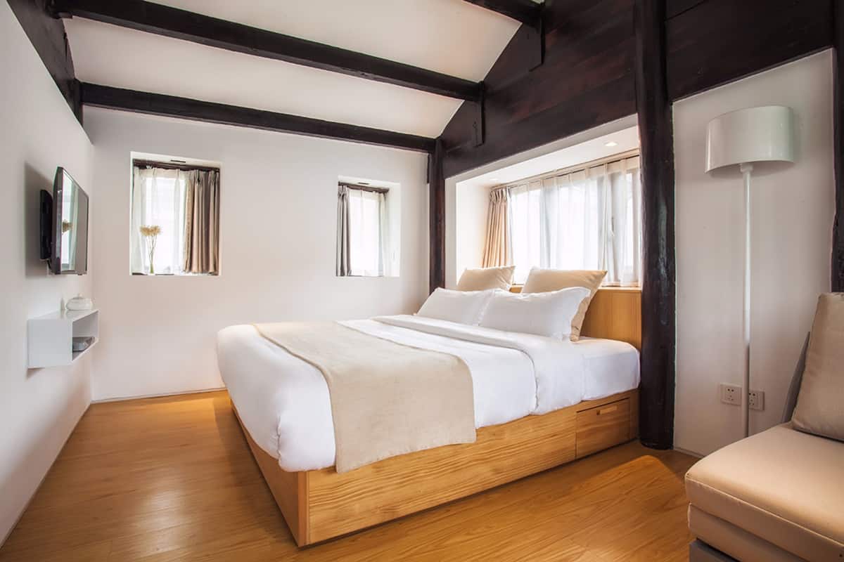 Quarto Duplo Deluxe, vista para o pátio | Minibar, cofre no quarto, secretária, cortinas/cortinados opacos