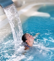 Piscina exterior, uma piscina com cascata