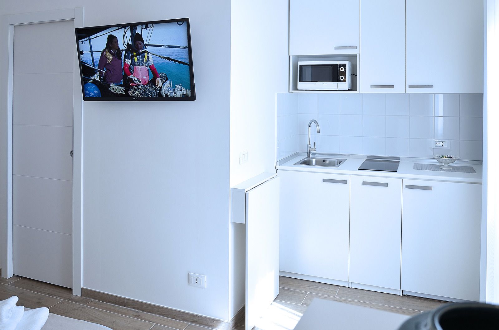Suite, varanda | Kitchenette privada | Um frigorífico/congelador grande, um micro-ondas, uma placa de cozinha 