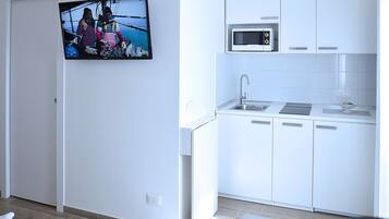 Suite, varanda | Kitchenette privada | Um frigorífico/congelador grande, um micro-ondas, uma placa de cozinha