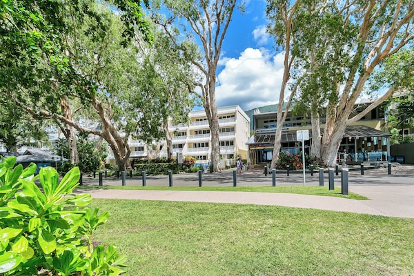 Hibiscus On Palm Cove At Marlin Waters - Cairns