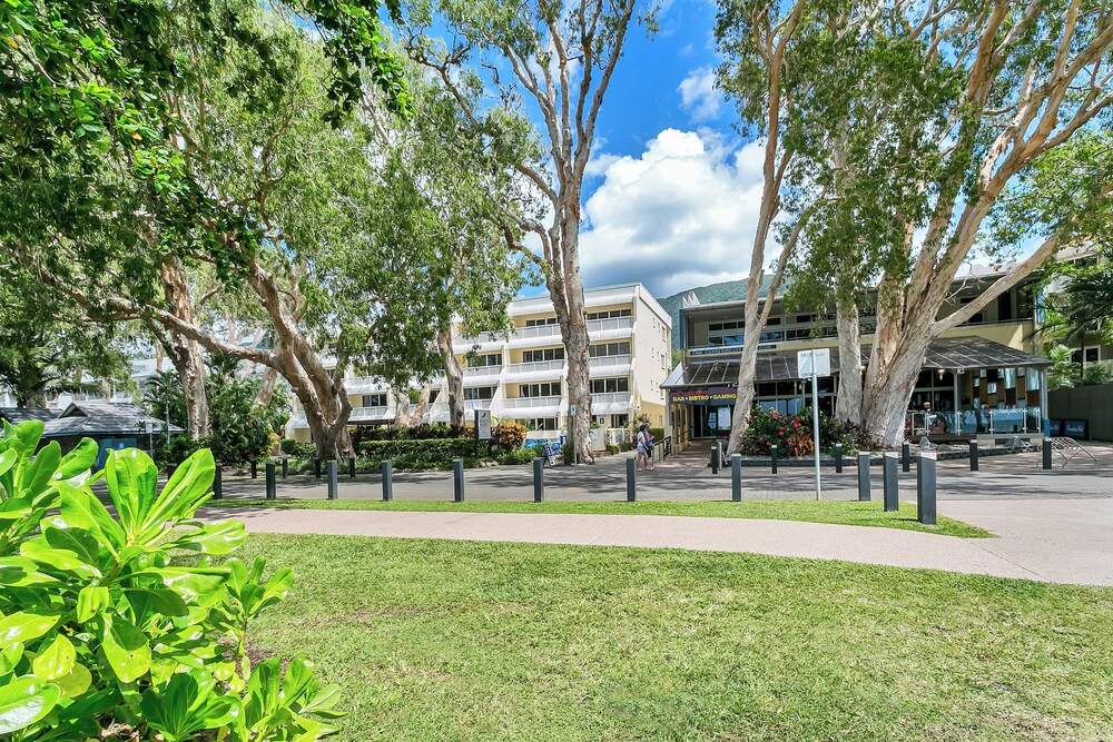 Hibiscus On Palm Cove At Marlin Waters - Cairns