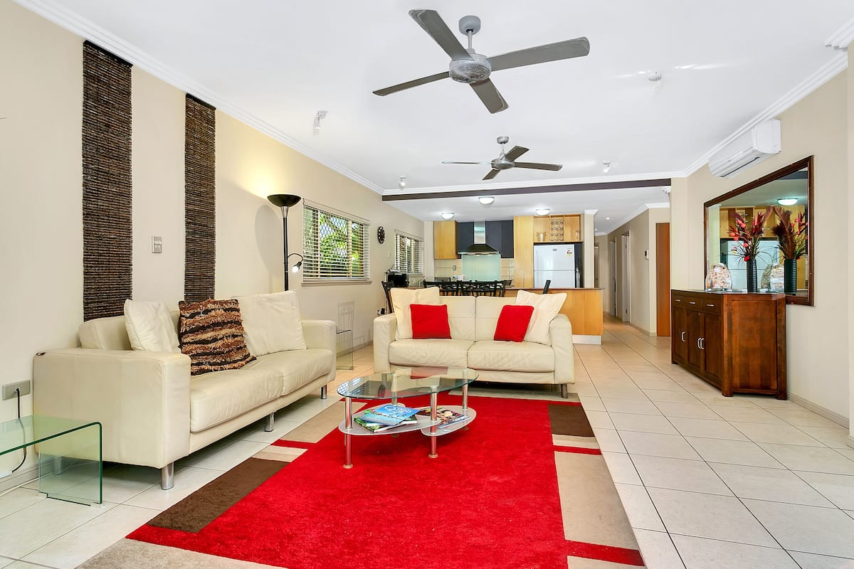 Apartamento Clássico, 3 quartos, cozinha, junto à praia | Sala de estar | TV de ecrã plano, leitor de DVD