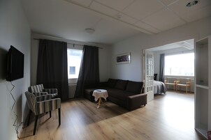 Suíte urbana, banheiro privativo | Escrivaninha, cortinas blackout, quartos à prova de som