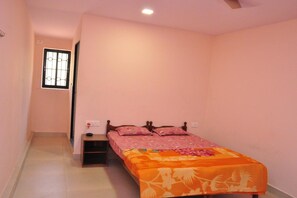 Minibar, secretária, ferro/tábua de engomar 