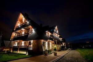 Fachada do alojamento (tarde/noite)