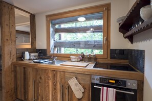 Apartamento (Gentiane) | Cozinha privada | Um frigorífico, uma placa de cozinha, uma cafeteira/bule 
