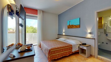 Quarto Triplo Familiar, 2 quartos, varanda | Roupa hipoalergénica, cofre no quarto, secretária, Wi-fi grátis 