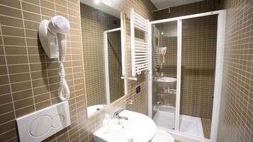 Um secador de cabelo, toalhas fornecidas, sabão