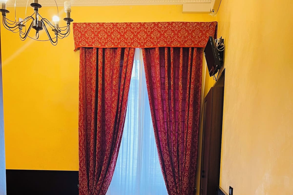 Quarto casal ou duplo, banheiro compartilhado | Cofres nos quartos, escrivaninha, Wi-Fi de cortesia