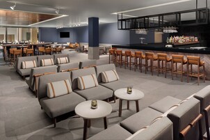 3 bares/lounges, um bar junto à piscina 