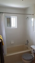 Apartamento Económico, 1 quarto | Casa de banho | Uma combinação polibã/banheira, artigos de higiene pessoal grátis