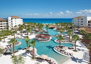 2 piscinas exteriores, guarda-sóis, espreguiçadeiras 