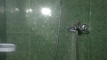 Chuveiro, produtos de toalete grátis, toalhas de banho