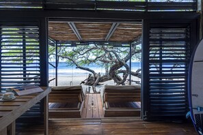 Quarto Design, vista para o oceano | Minibar, cofre no quarto, ferro/tábua de engomar, Wi-fi grátis 