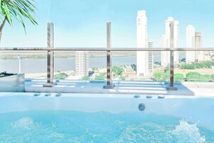 Piscina externa, espreguiçadeiras