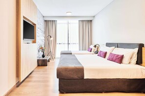 Quarto triplo clássico, 3 camas de solteiro | Frigobar, cofres nos quartos, escrivaninha, cortinas blackout
