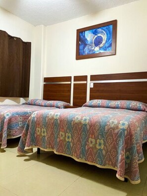 Quarto Duplo, 2 camas de casal | Wi-fi grátis, roupa de cama fornecida 