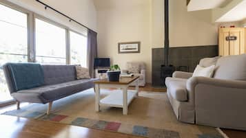 Loft de Luxo | Sala de estar | TV de ecrã plano, lareira