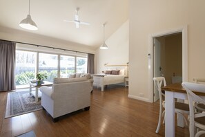 Vila superluxo | Área de estar | TV de tela plana, lareira