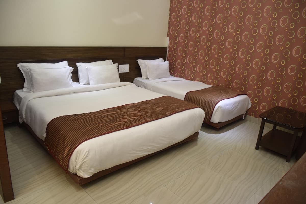 Quarto Triplo Standard | 1 quarto, roupa de alta qualidade, secretária, camas desdobráveis