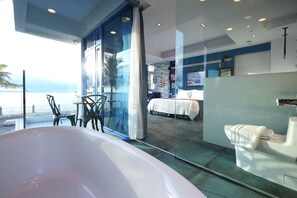 Quarto Duplo Deluxe, vista para o mar | Casa de banho | Uma combinação polibã/banheira, um chuveiro fixo 
