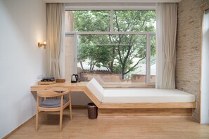 Quarto Duplo Familiar | Secretária, cortinas/cortinados opacos, ferro/tábua de engomar 