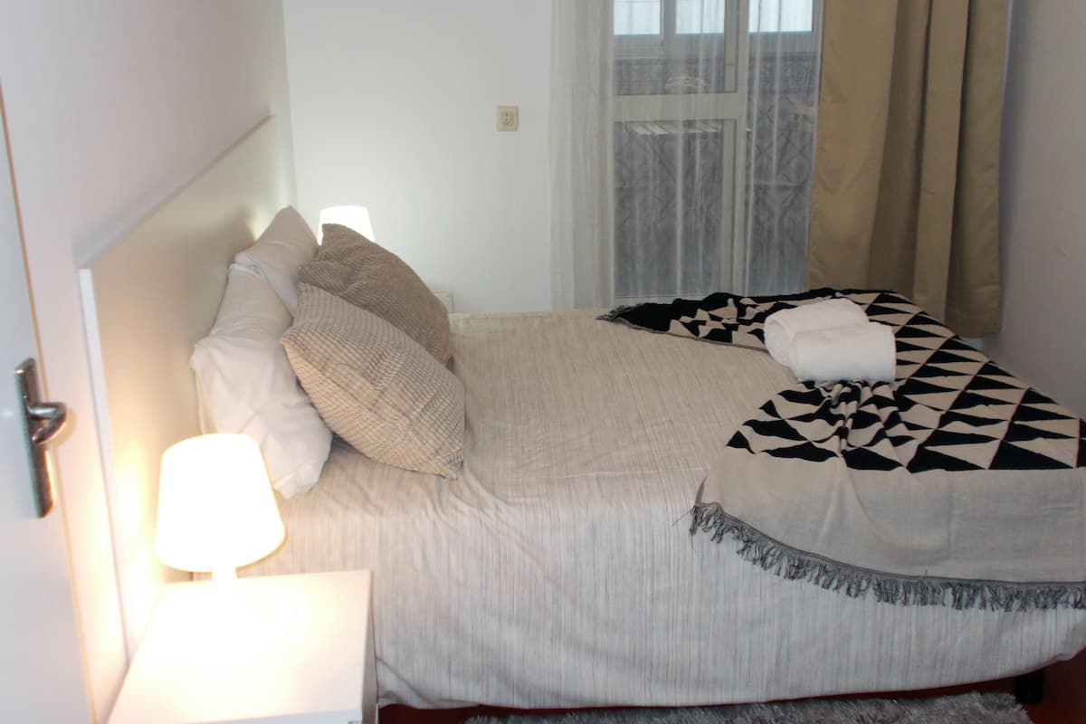 Apartamento, 1 quarto, sacada | Roupas de cama premium, ferros/tábuas de passar roupa, Wi-Fi de cortesia