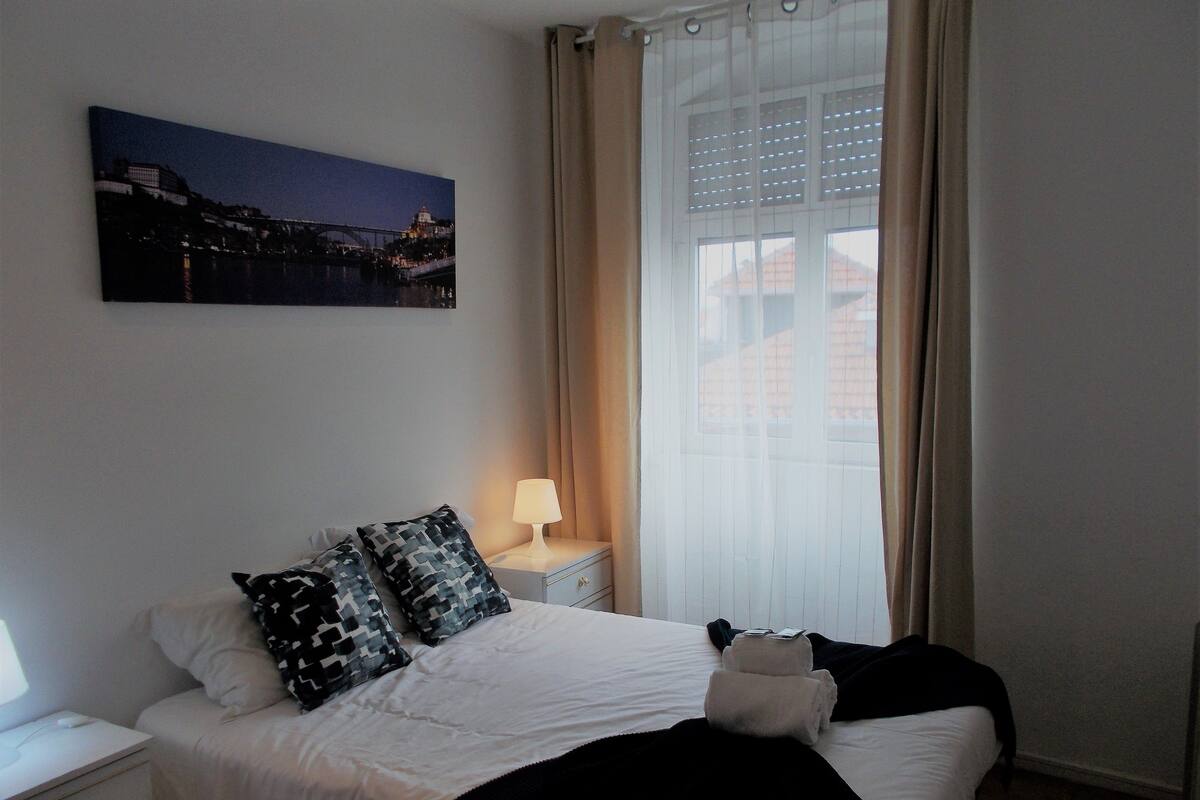 Apartamento, 2 quartos, vista para o rio | Roupas de cama premium, ferros/tábuas de passar roupa, Wi-Fi de cortesia