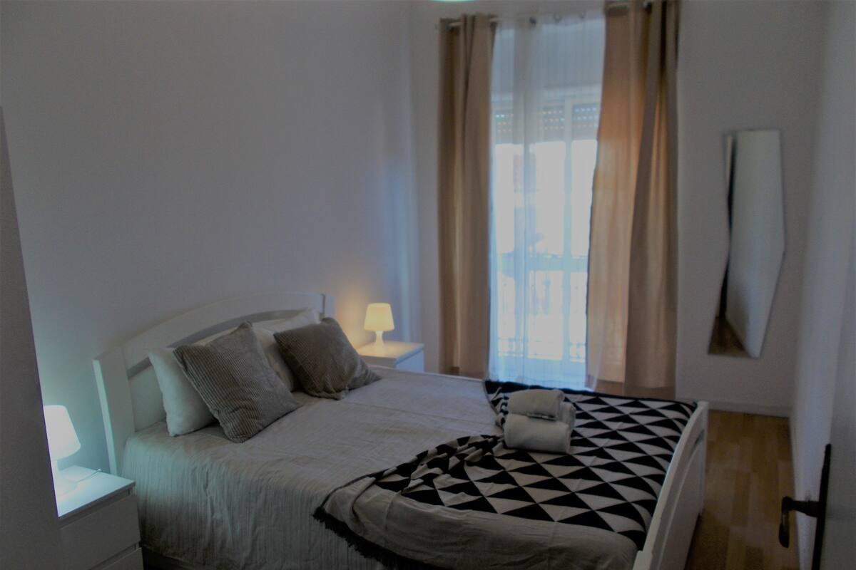 Apartamento, 1 quarto, sacada, vista para a cidade | Roupas de cama premium, ferros/tábuas de passar roupa, Wi-Fi de cortesia