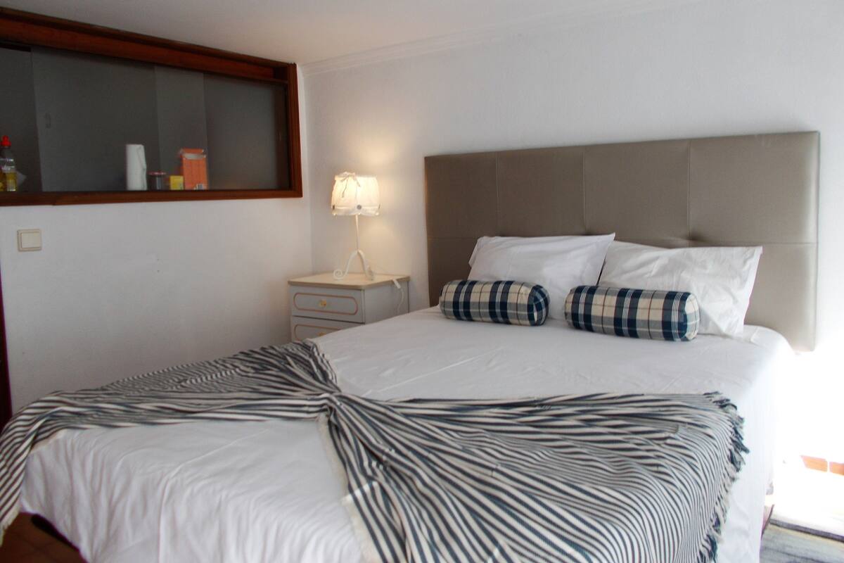 Estúdio (low ceiling) | Roupas de cama premium, ferros/tábuas de passar roupa, Wi-Fi de cortesia