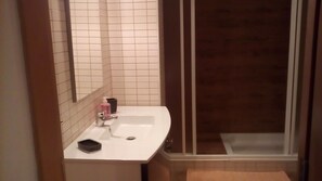 Apartamento, 2 quartos, acessível | Casa de banho | Um polibã, um secador de cabelo, um bidé 