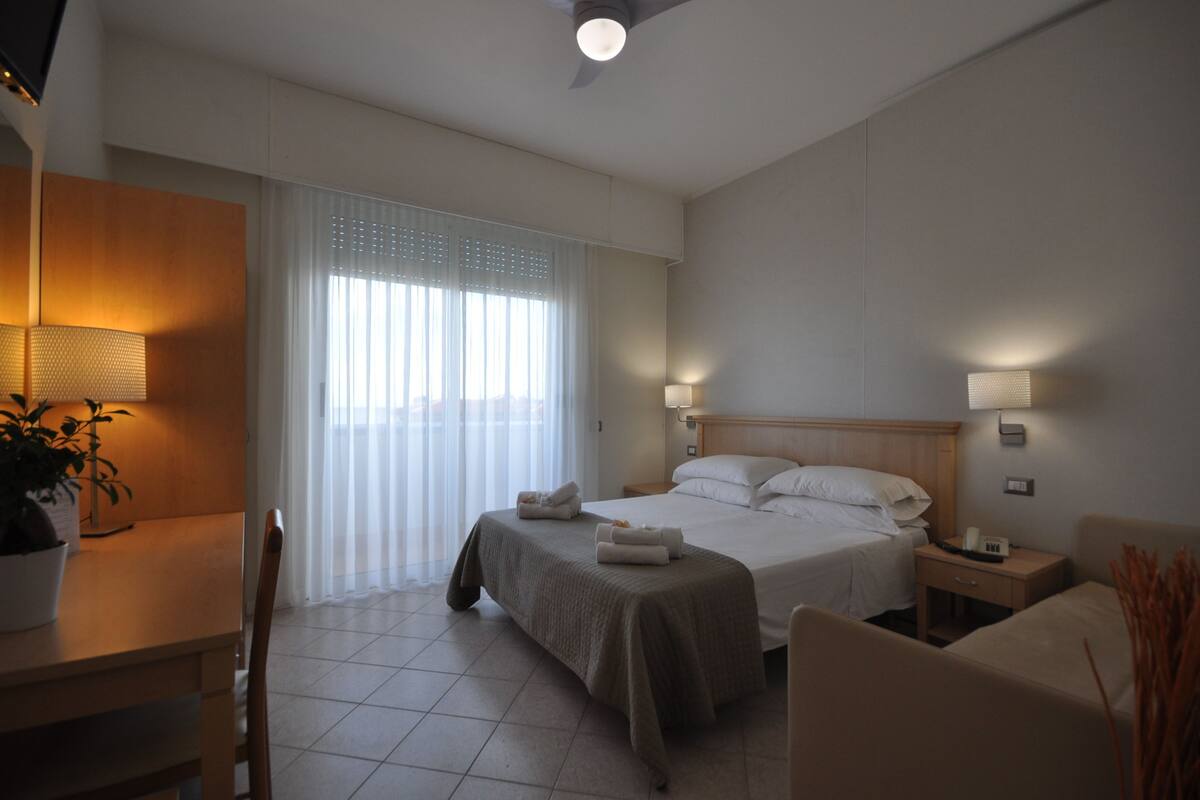 Minibar, cofre no quarto, secretária, quartos insonorizados