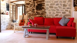 Casa, 4 quartos | Sala de estar | TV de ecrã plano, lareira, leitor de DVD 